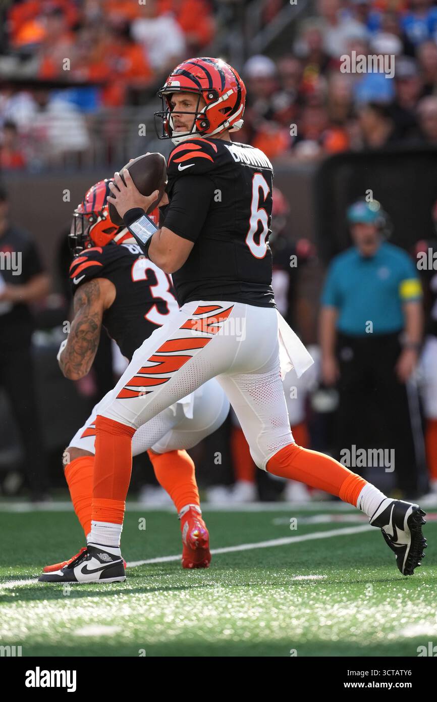 Cincinnati Bengals quarterback Jake Browning (6) looks to throw during ...