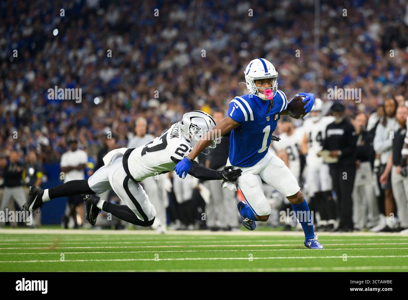 Indianapolis Colts wide receiver Josh Downs (1) runs the ball past Las ...