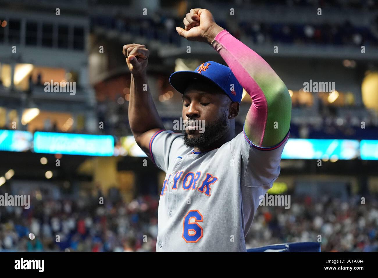 New York Mets' Starling Marte (6) acknowledges the crowd after the Mets ...