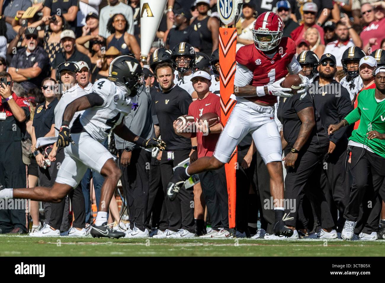 Alabama wide receiver Isaiah Horton (1) grabs a pass over Vanderbilt ...