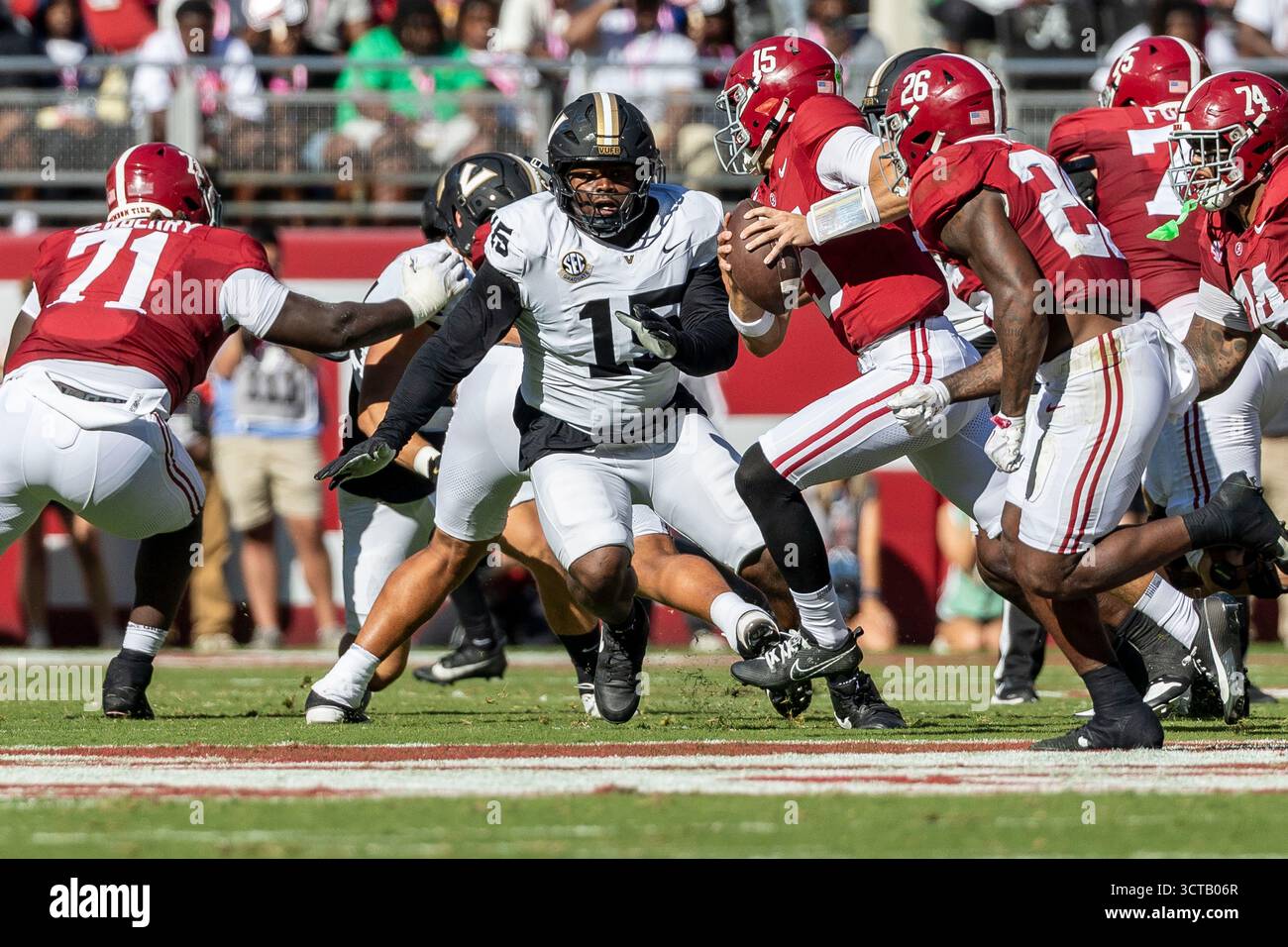Vanderbilt defensive lineman Zaylin Wood (15) tracks Alabama ...