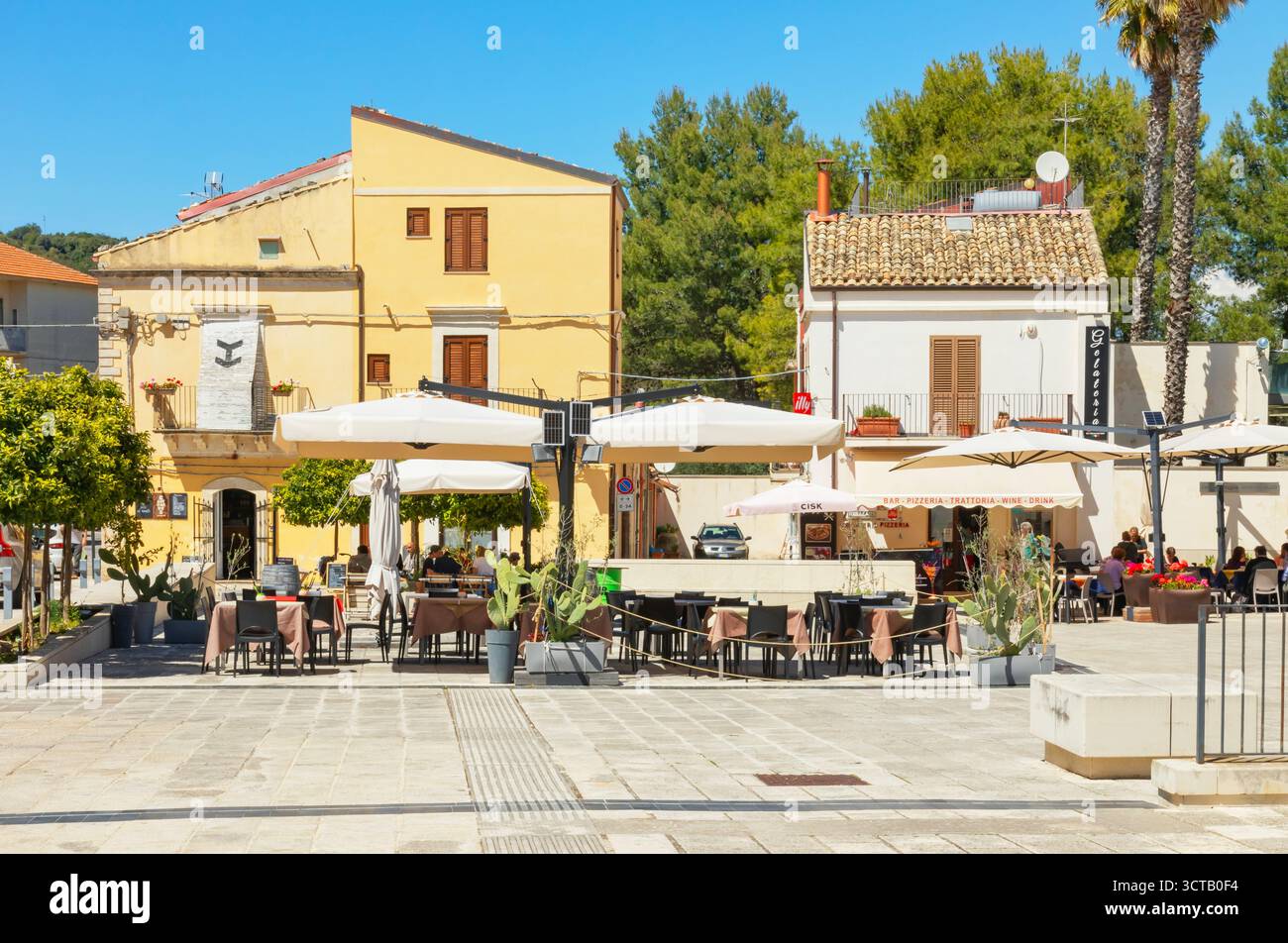 Outdoor restaurant ragusa ibla hi-res stock photography and images - Alamy