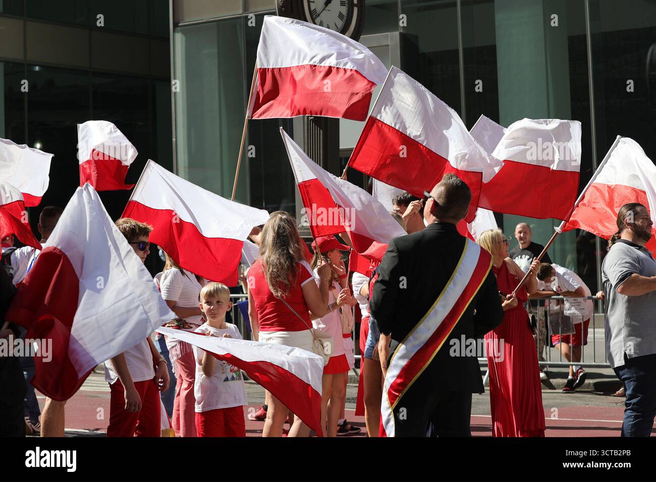 NEW YORK, NEW YORK OCTOBER 05: Polish Americans march along Fifth ...