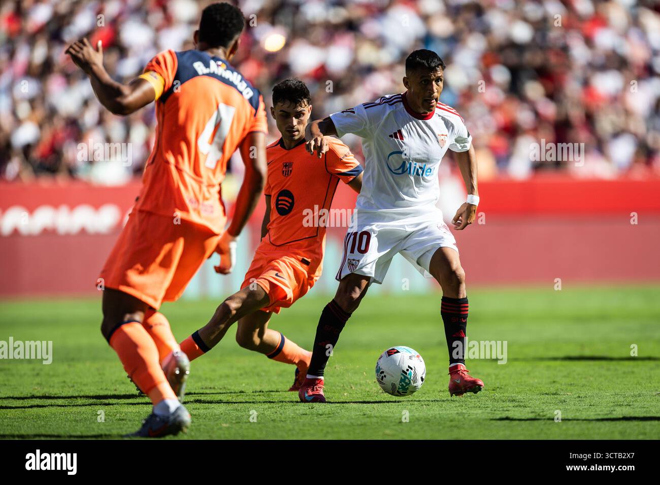 Pedro GONZALEZ LOPEZ (Pedri) of Barcelona and Alexis SANCHEZ of Sevilla ...