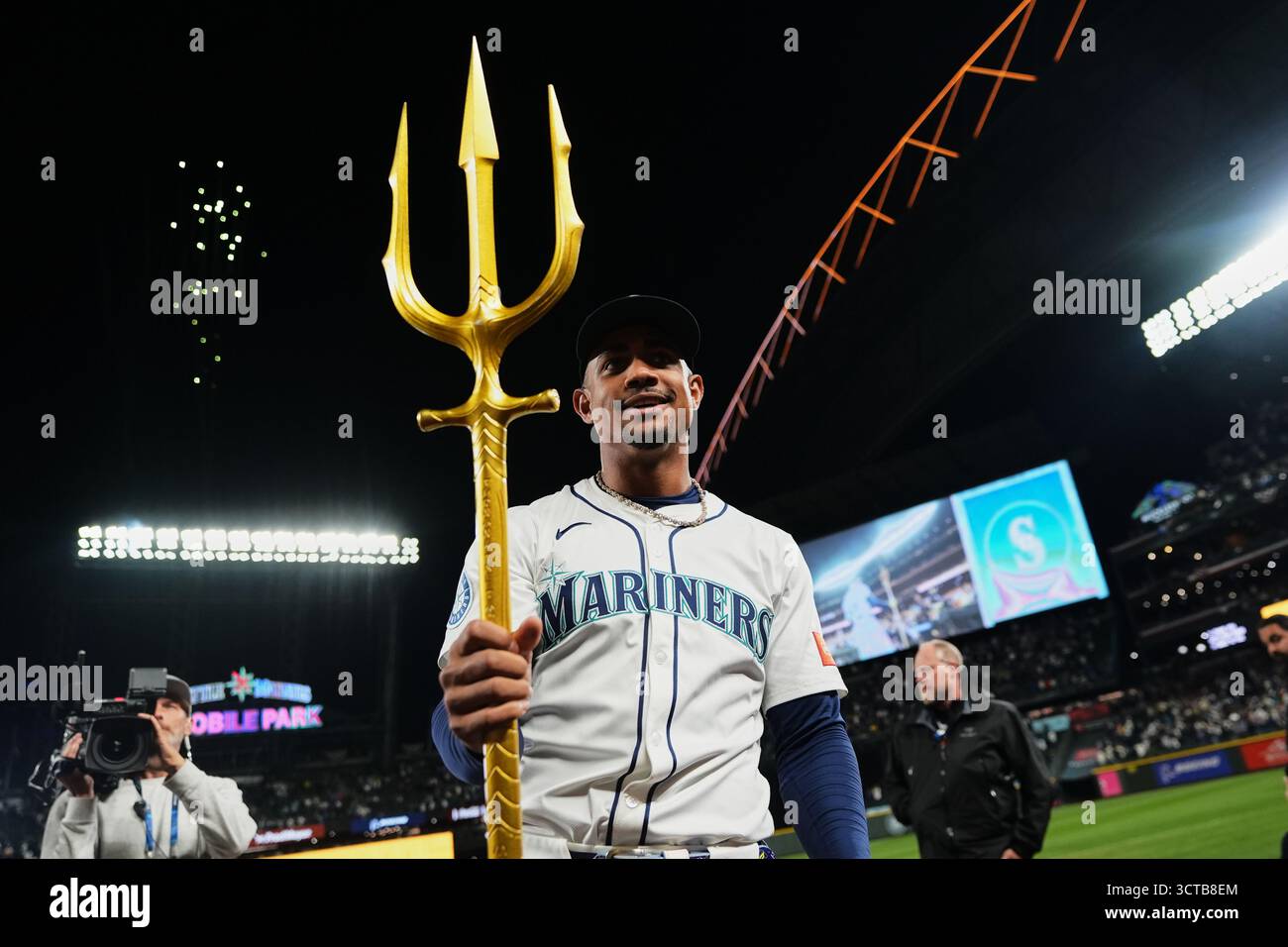Seattle Mariners center fielder Julio Rodríguez celebrates after the ...