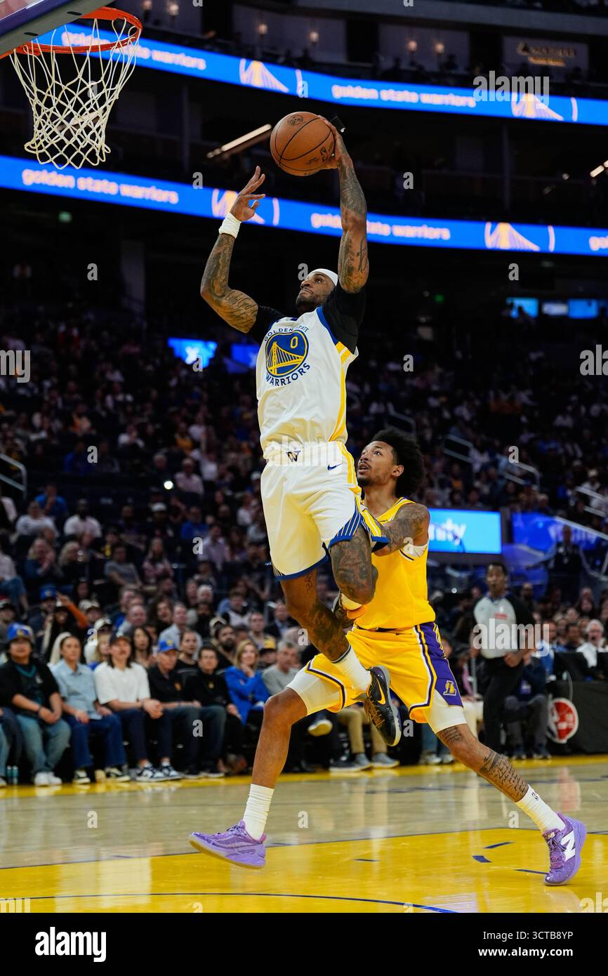 Golden State Warriors guard Gary Payton II (0) dunks next to Los Angeles Lakers guard Nick Smith ...