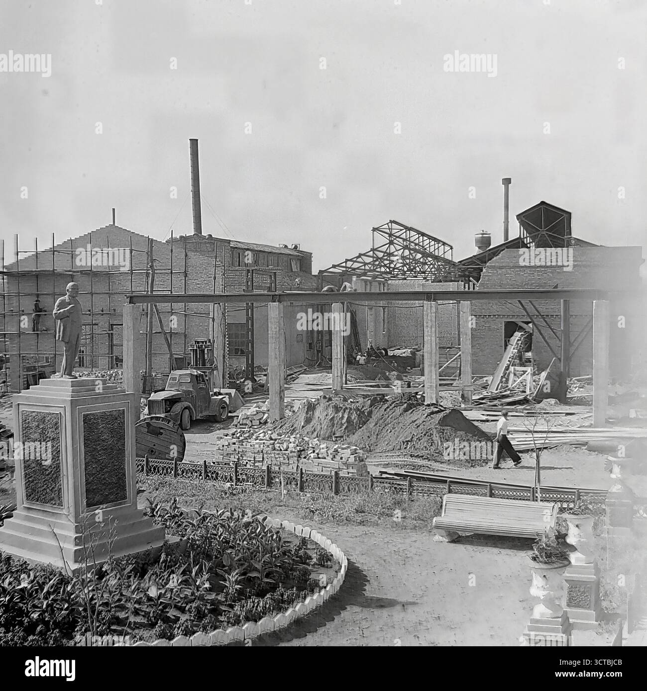 Construction site steel building 1950s hi-res stock photography and ...
