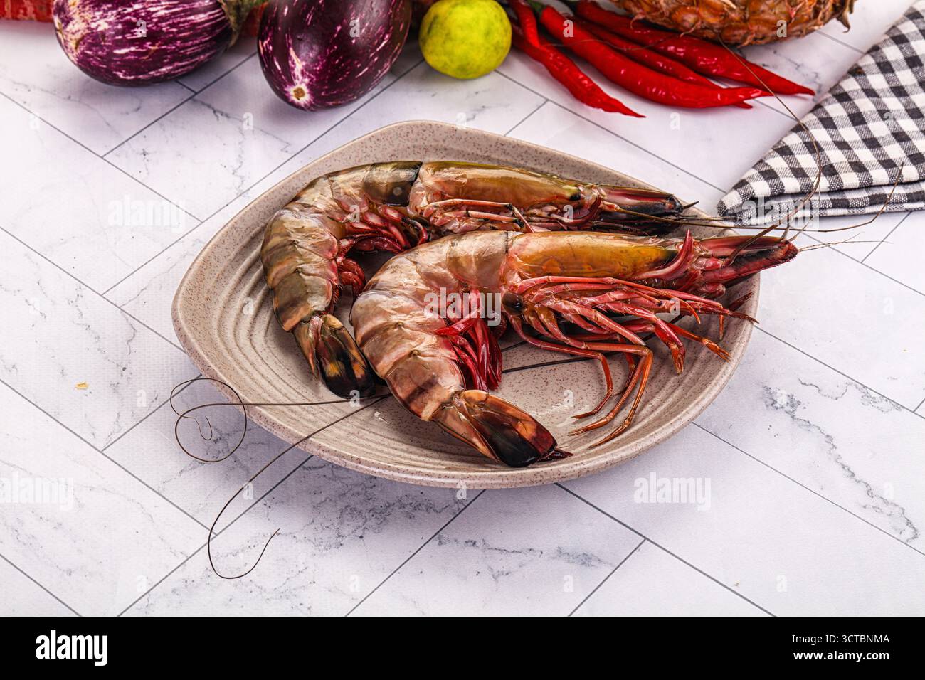 Raw fresh Jumbo king tiger prawns Stock Photo - Alamy