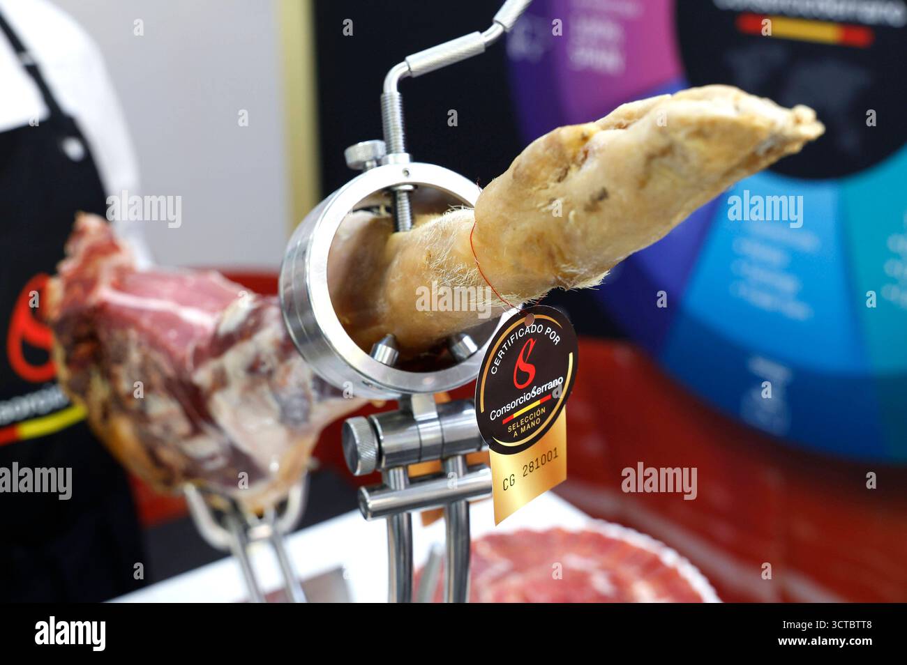 Jamonera-Schinkenhalter mit Serrano-Schinken bei der internationalen ...
