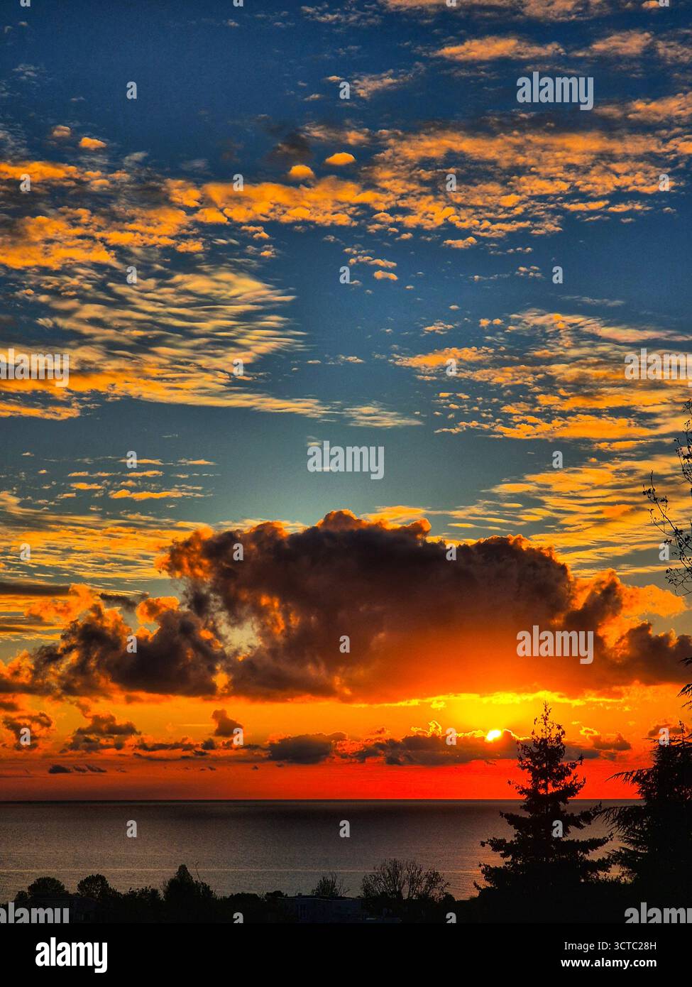 Beautiful sunset sunrise dramatic hi-res stock photography and images ...
