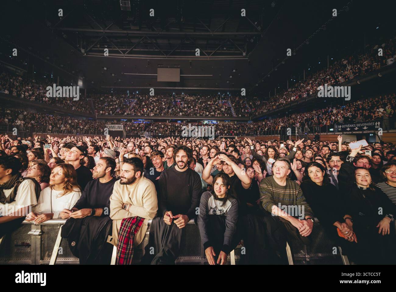 Publikum bei Parcels live in der Berliner Max-Schmeling-Halle am 04.10. ...