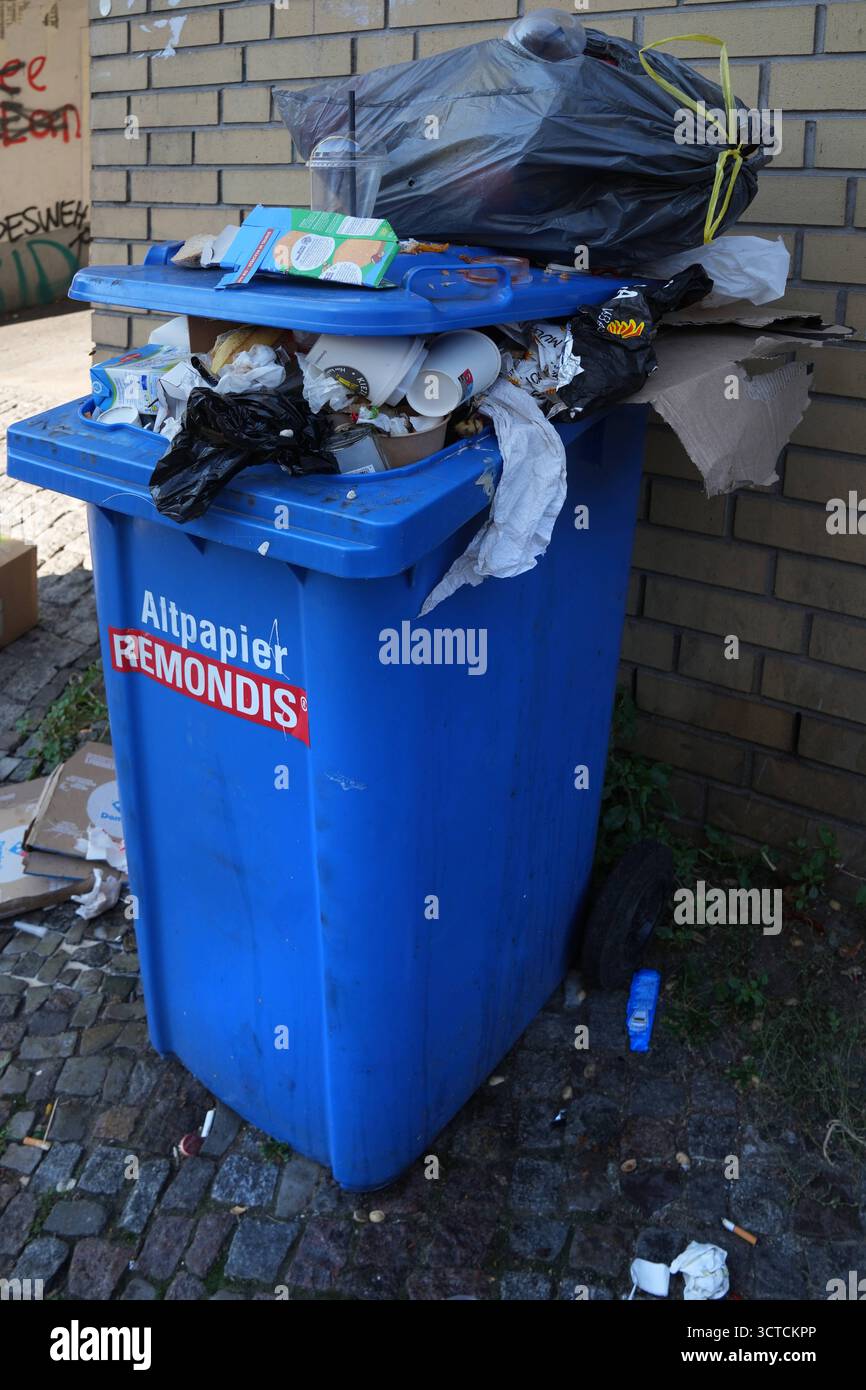 Papiertonne GER, 20250914, Symbolbild, Papiertonne als Restmülltonne ...