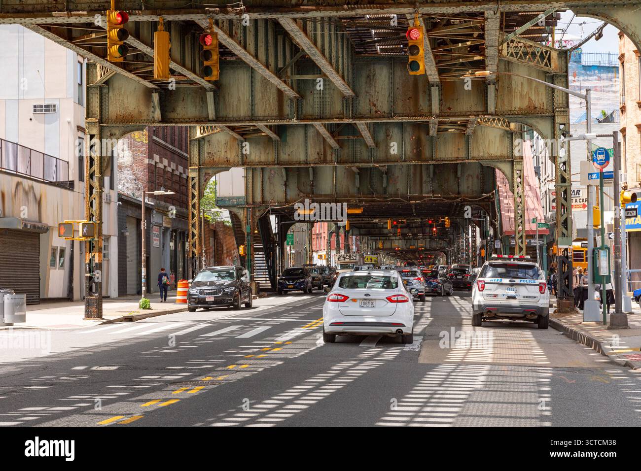 Traffic on elevated roadway brooklyn hi-res stock photography and ...