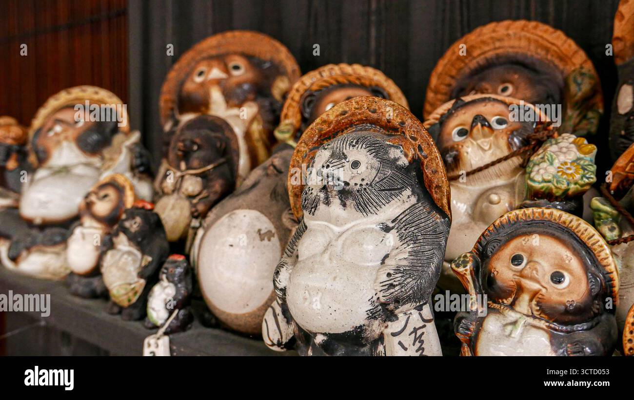 Group of tanuki hi-res stock photography and images - Alamy