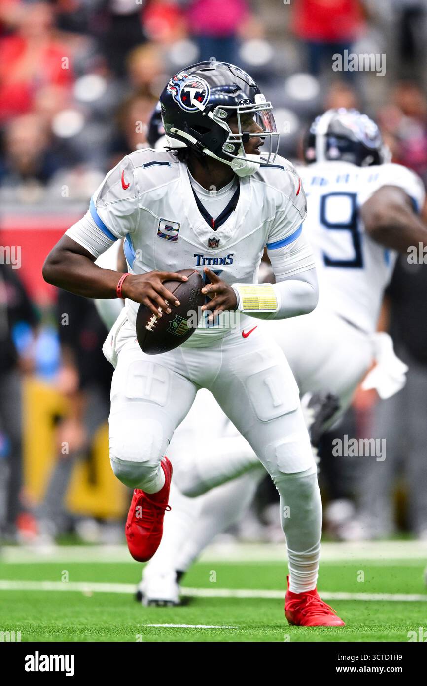 Tennessee Titans quarterback Cam Ward (1) looks to pass the ball during ...