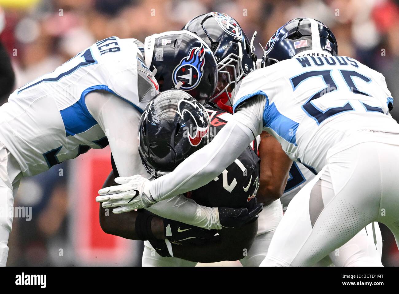 Tennessee Titans linebacker Cedric Gray (33), safety Xavier Woods (25 ...
