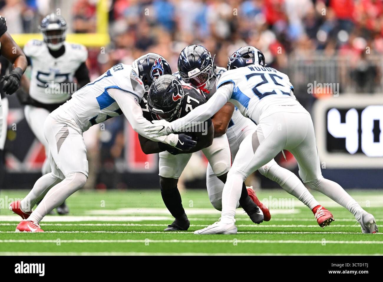 Tennessee Titans linebacker Cedric Gray (33), safety Xavier Woods (25 ...