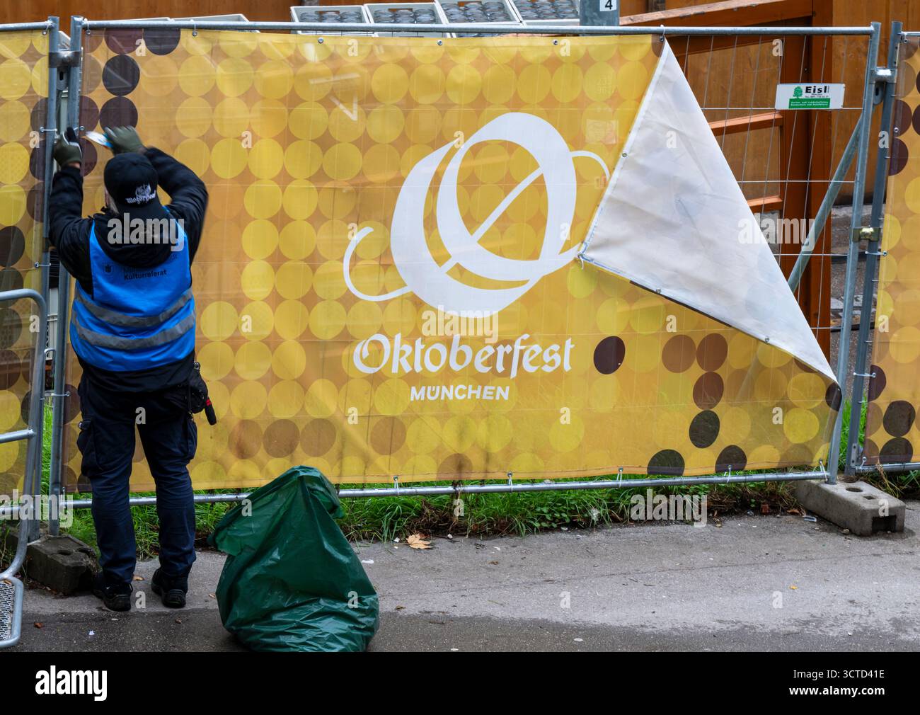 06 October 2025, Bavaria, Munich: A worker removes the privacy screen ...