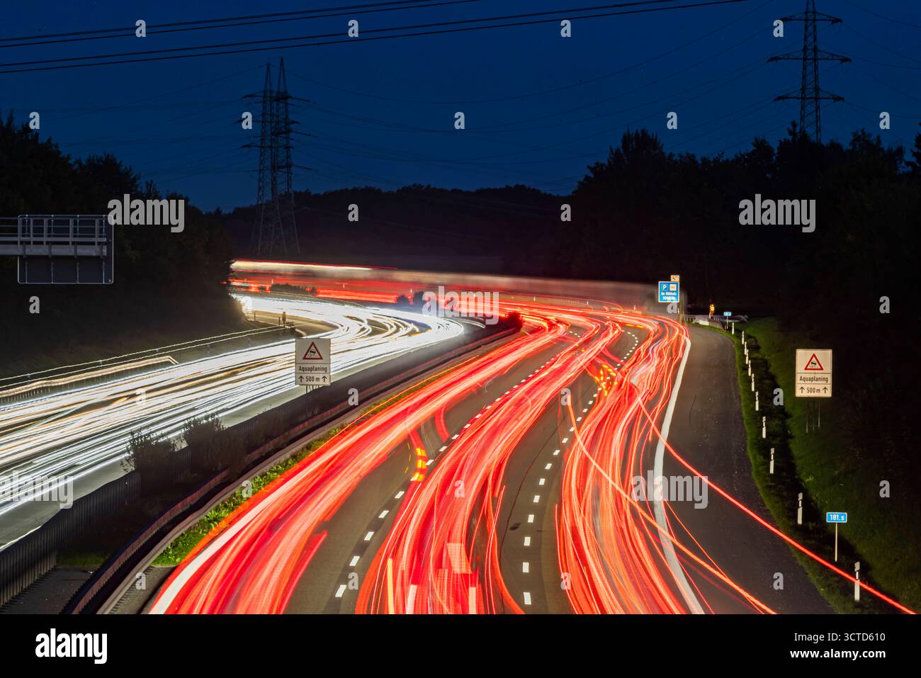 Autobahn bei Nacht mit Lichtspuren. BAB 8 bei Stuttgart. // 02.10.2025 ...