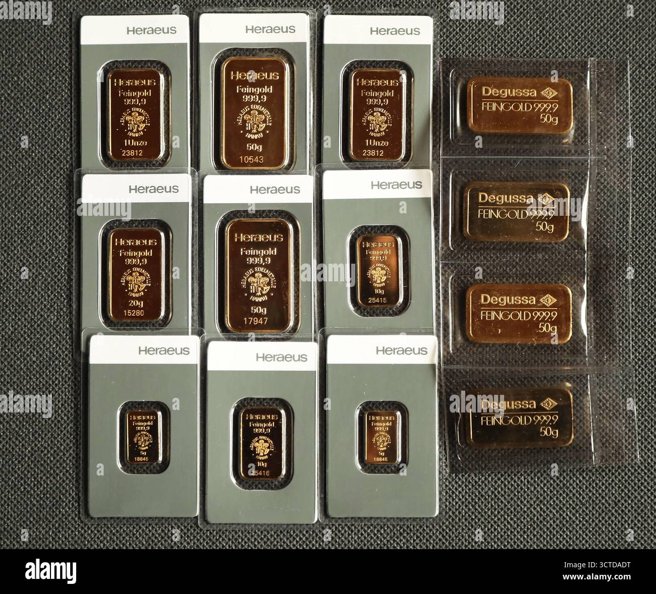 Hier im Bild Gold, Aurum, physisches Gold in Form von Goldbarren ...