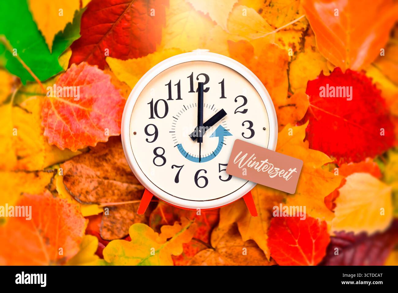 FOTOMONTAGE, Uhr mit Zettel und Aufschrift Winterzeit vor ...