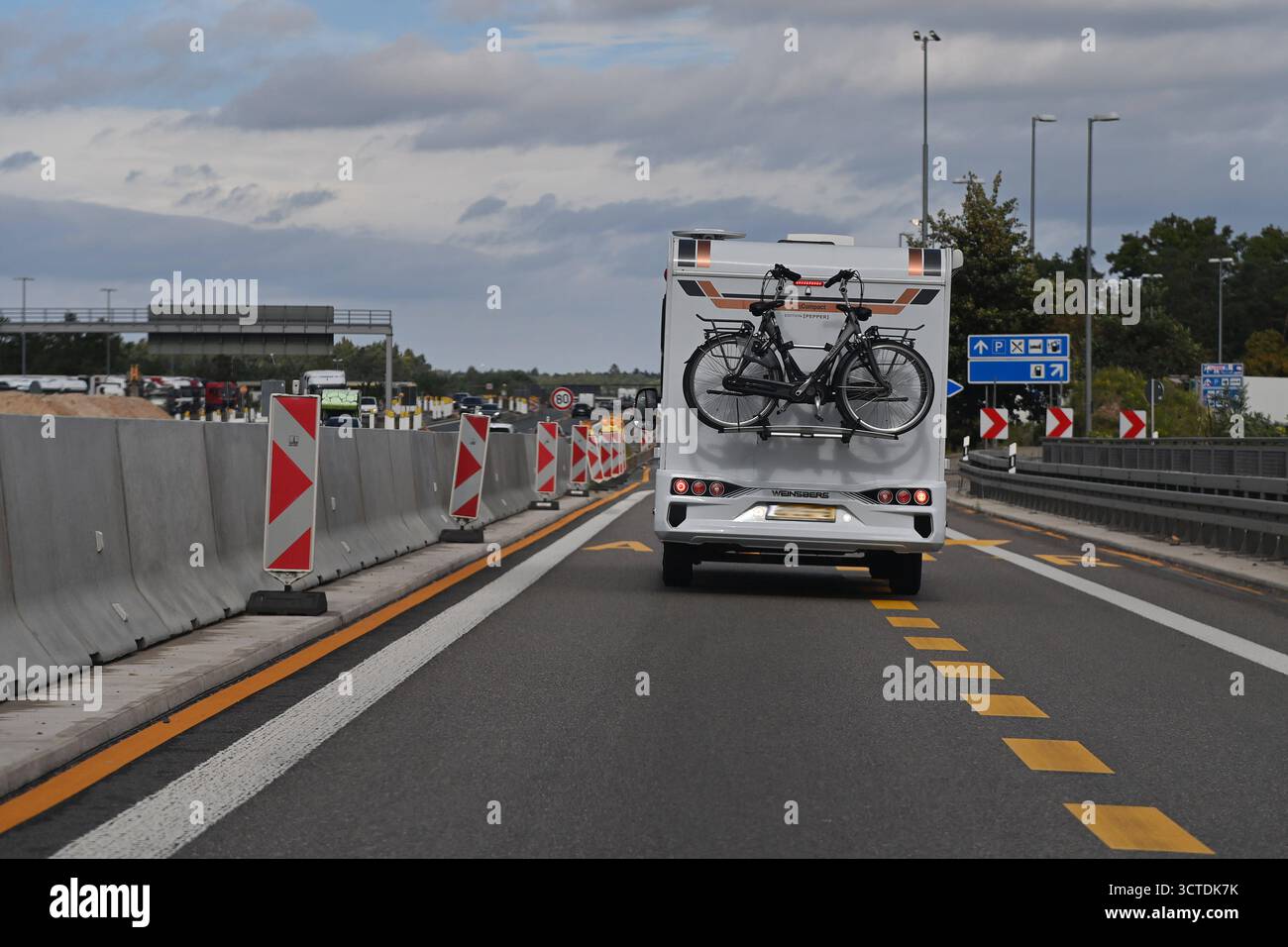 Wohnmobil,Camper faehrt durch eine Baustelle auf der Autobahn A9 bei ...
