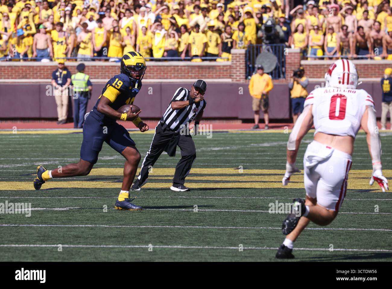 ANN ARBOR, MI - OCTOBER 04: Michigan Wolverines quarterback Bryce ...