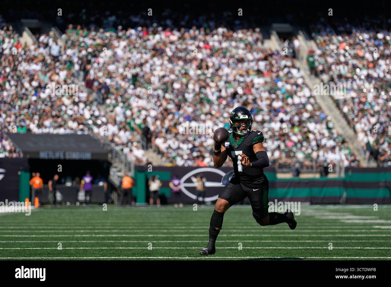 New York Jets quarterback Justin Fields looks to throw during an NFL ...