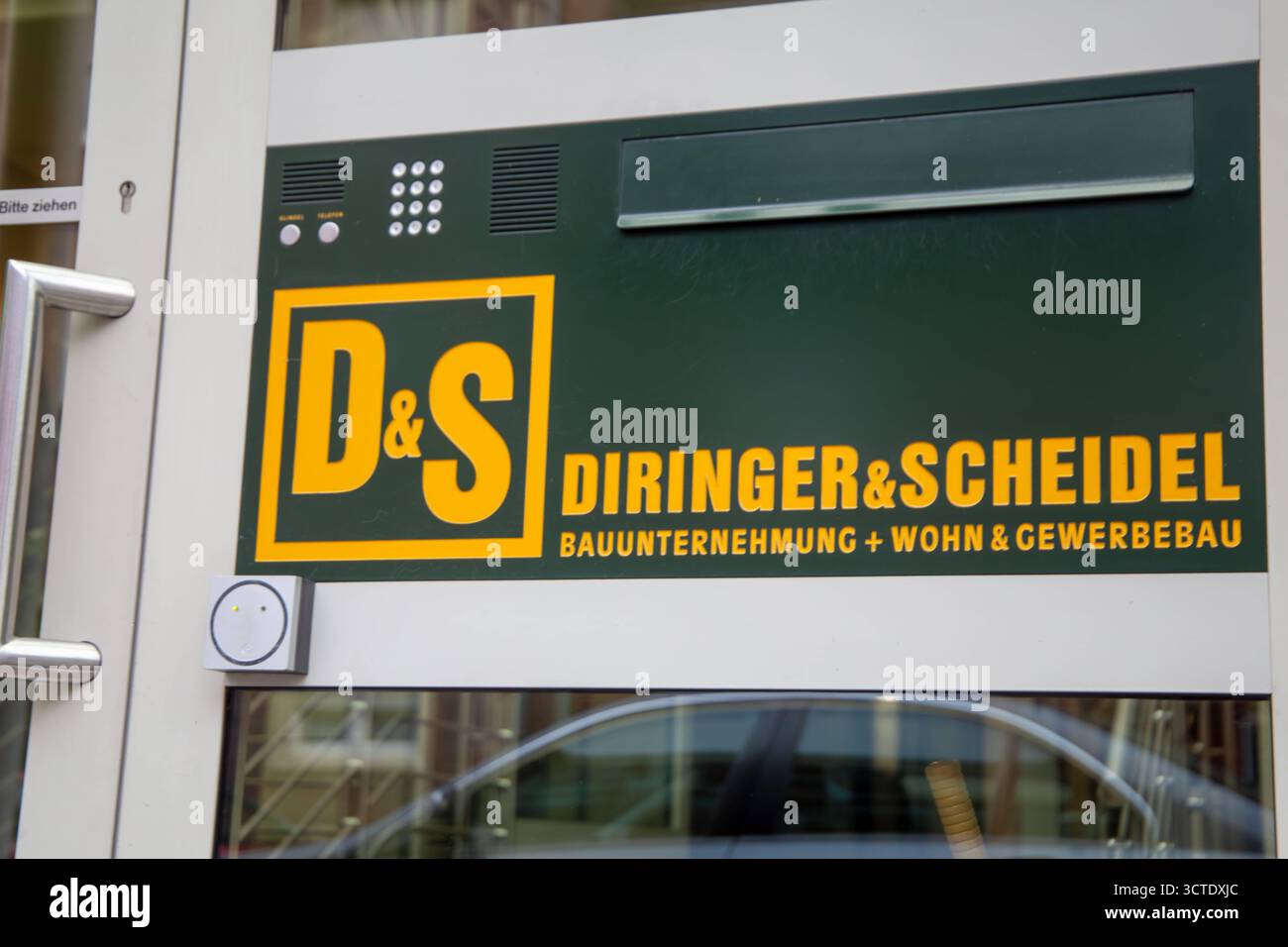 Firmenschild am Eingang des Bauunternehmens DIRINGER & SCHEIDEL in ...