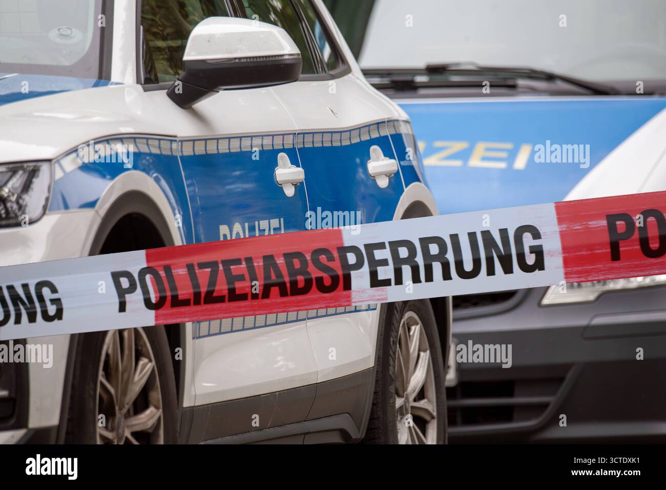 Fotomontage Symbolbild Polizeieinsatz: Absperrband der Polizei vor ...
