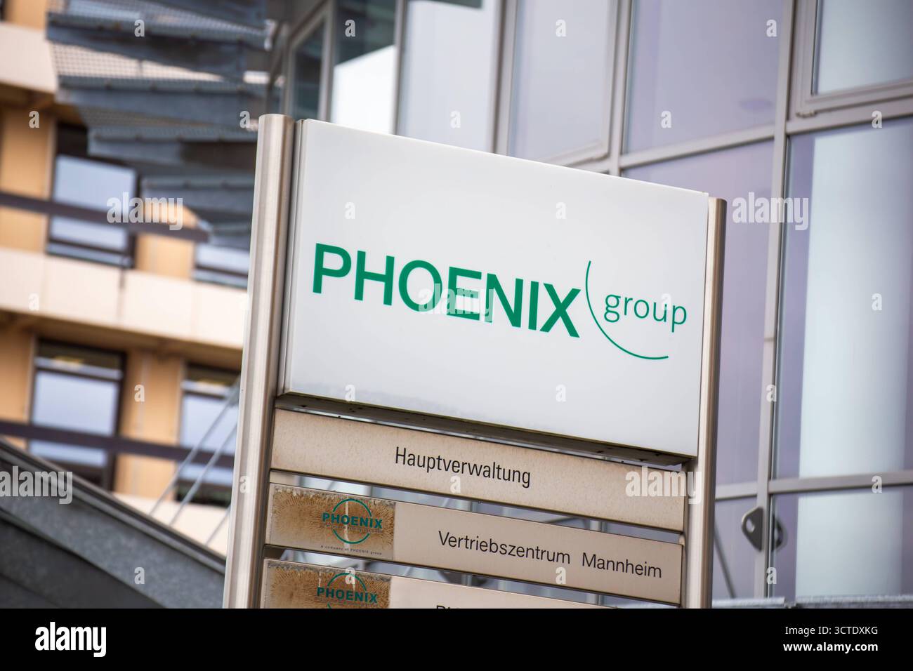 Firmenschild der PHOENIX GROUP am Hauptstandort Mannheim *** PHOENIX ...