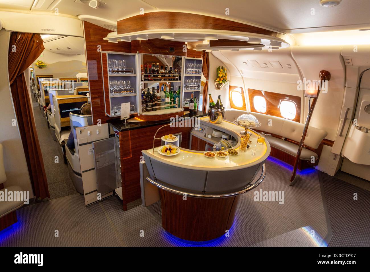 Emirates 380 airbus inflight bar hi-res stock photography and images ...