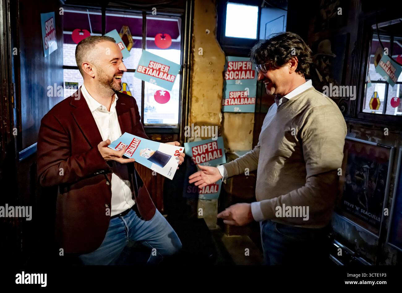 THE HAGUE – SP leader Jimmy Dijk receives a report on the financial ...