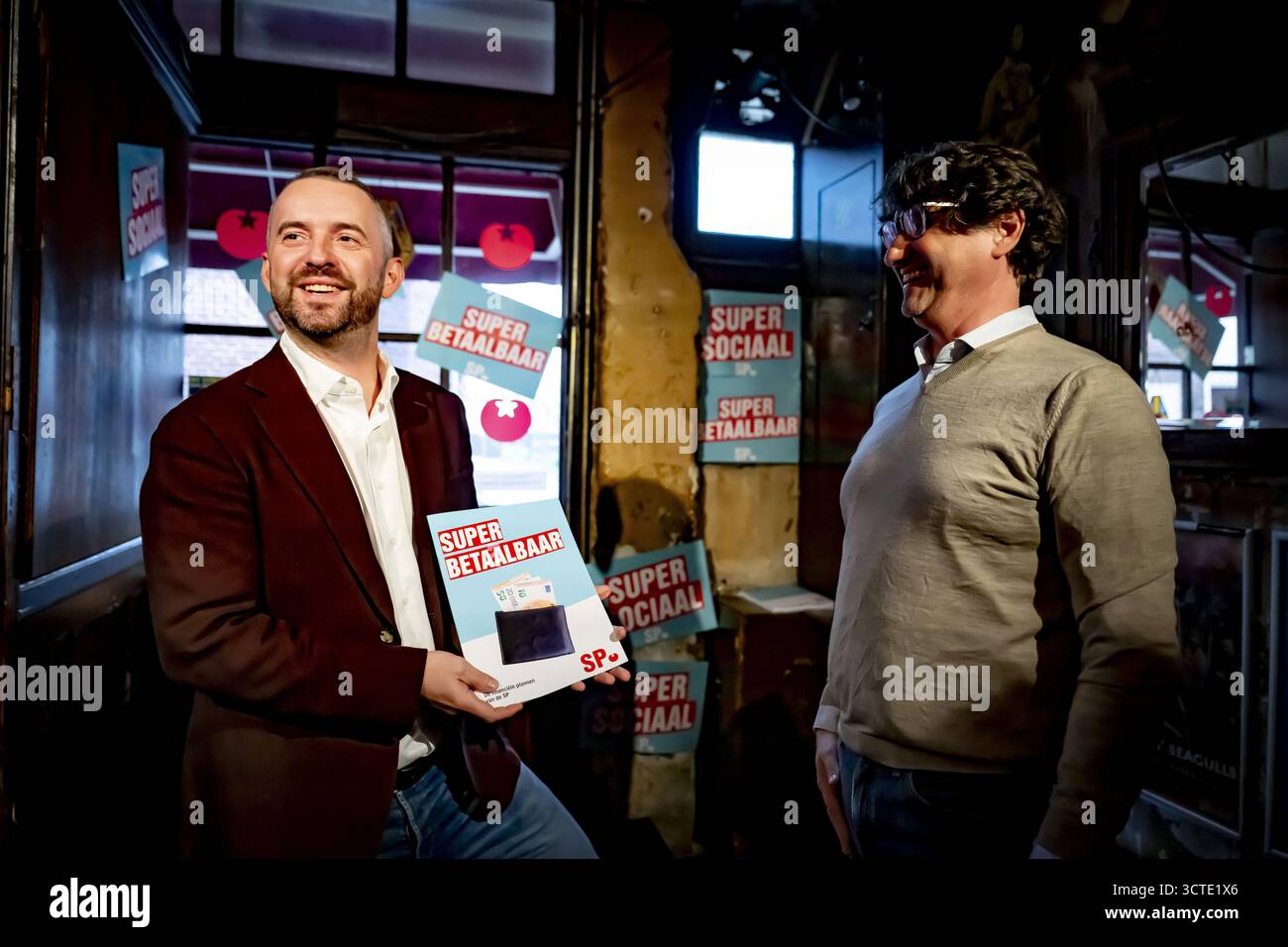 THE HAGUE – SP leader Jimmy Dijk receives a report on the financial ...