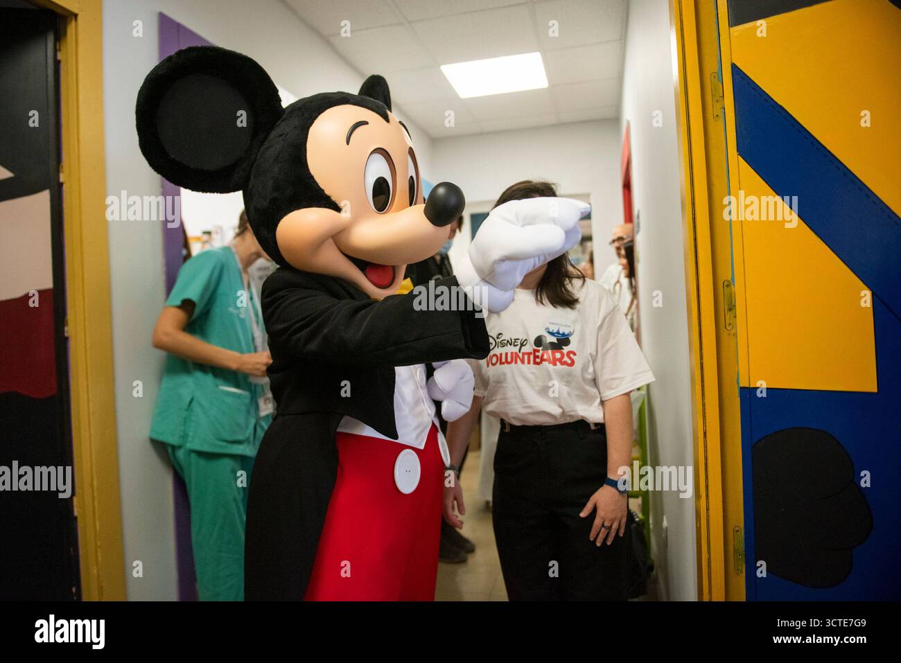 Mickey Mouse greets children in the pediatric area of the Hospital ...