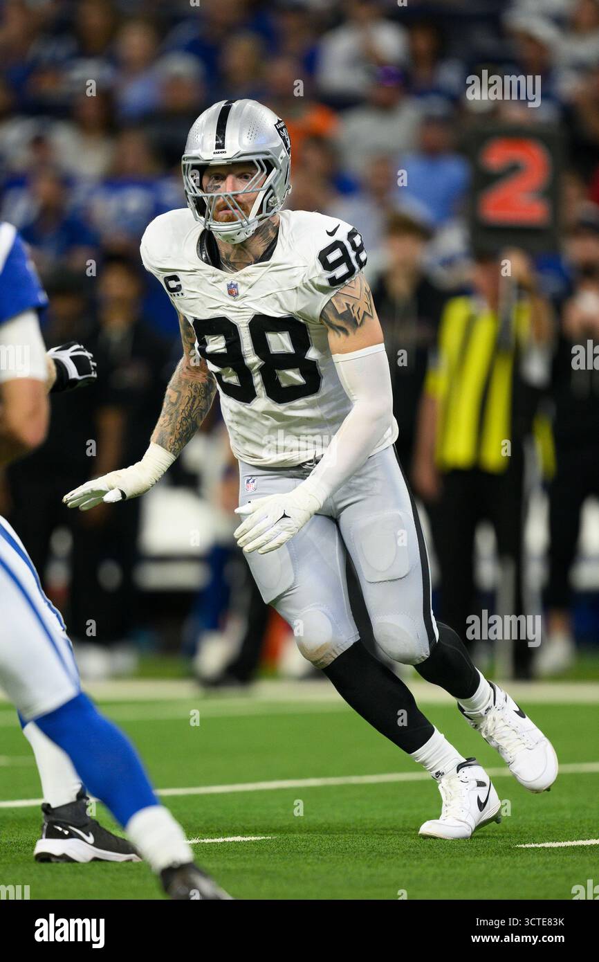Las Vegas Raiders defensive end Maxx Crosby (98) rushes around the edge ...