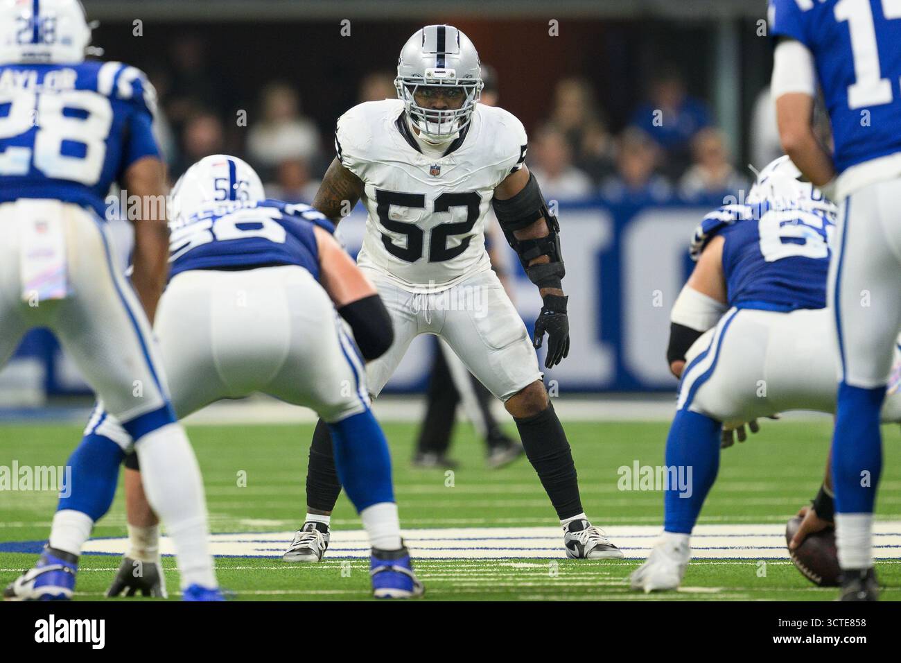 Las Vegas Raiders linebacker Elandon Roberts (52) lines up on defense ...