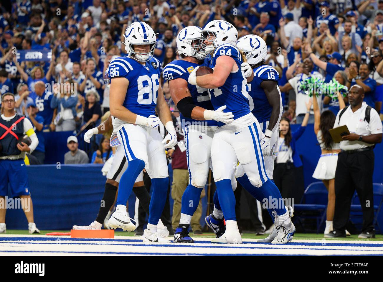 Indianapolis Colts tight end Tyler Warren (84) and Indianapolis Colts ...