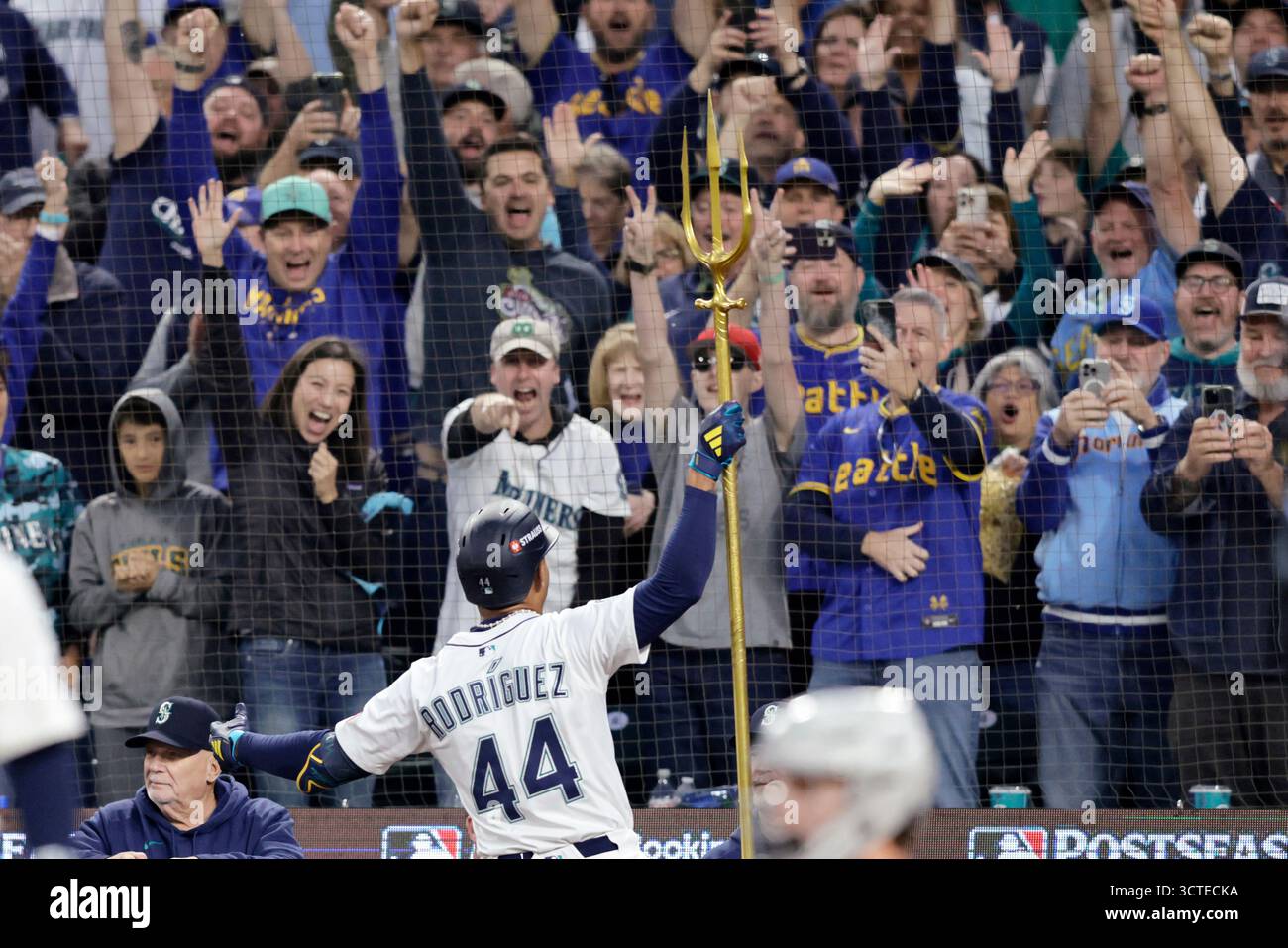 Seattle Mariners' Julio Rodríguez celebrates his solo home run with the ...