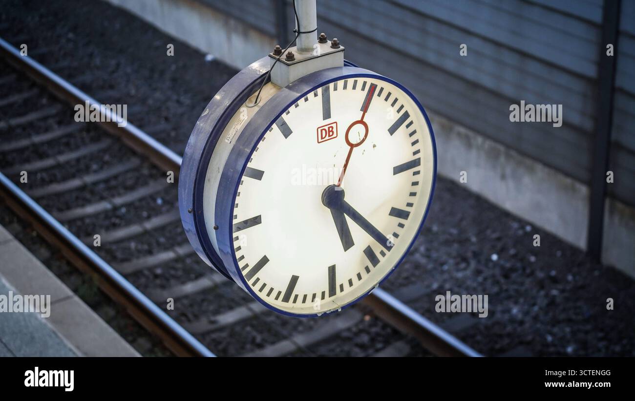 Symbolbild: Bahnhofs, Uhr, Bahnsteig, Ankunft, Abfahrt, Fahrplan, Gleis ...