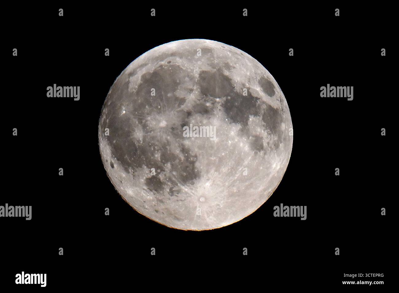 Essex, UK. 6th Oct, 2025. The Full Harvest Moon Supermoon rises over ...