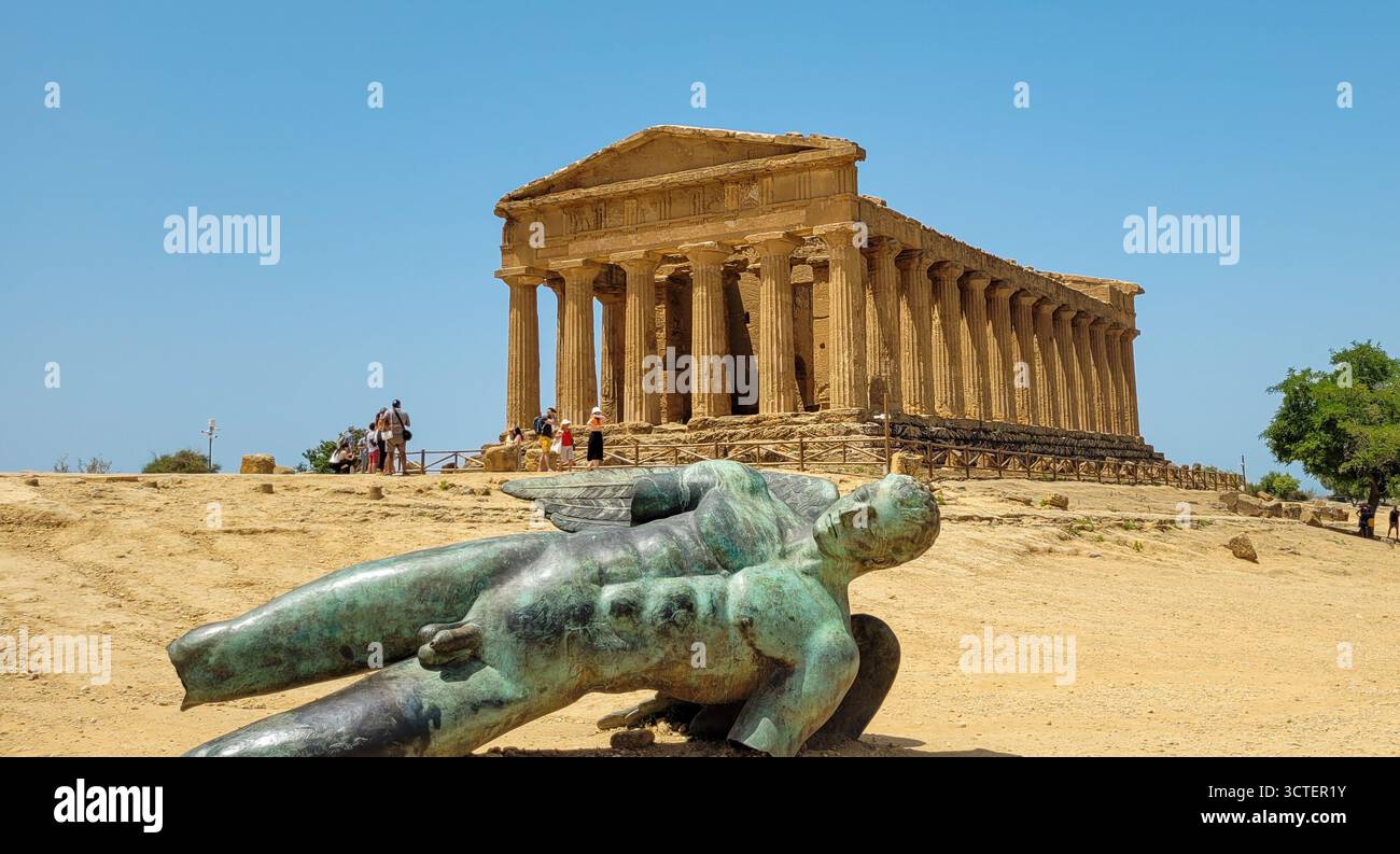 Greek mythology icarus hi-res stock photography and images - Alamy