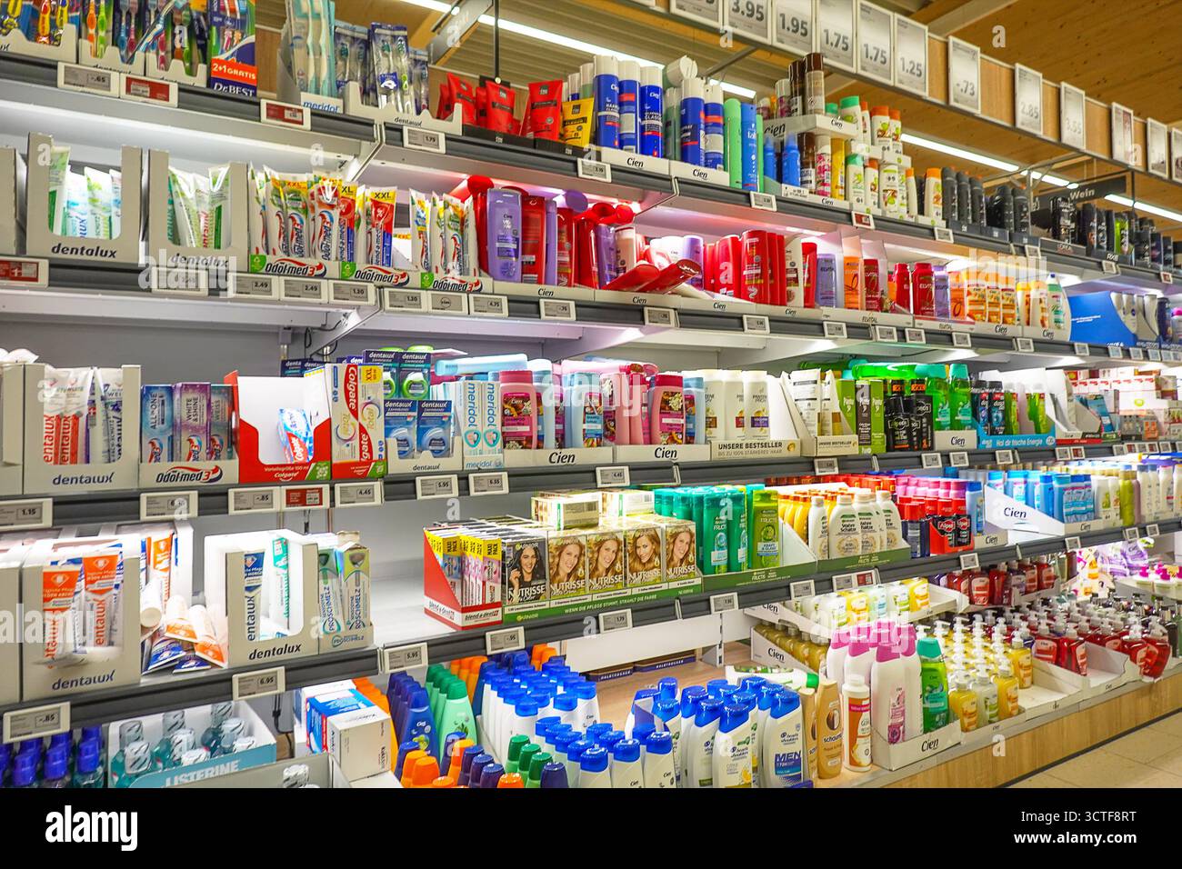 Drogerie Erzeugnisse im Supermarkt am 06.10.2025 in Hannover ...