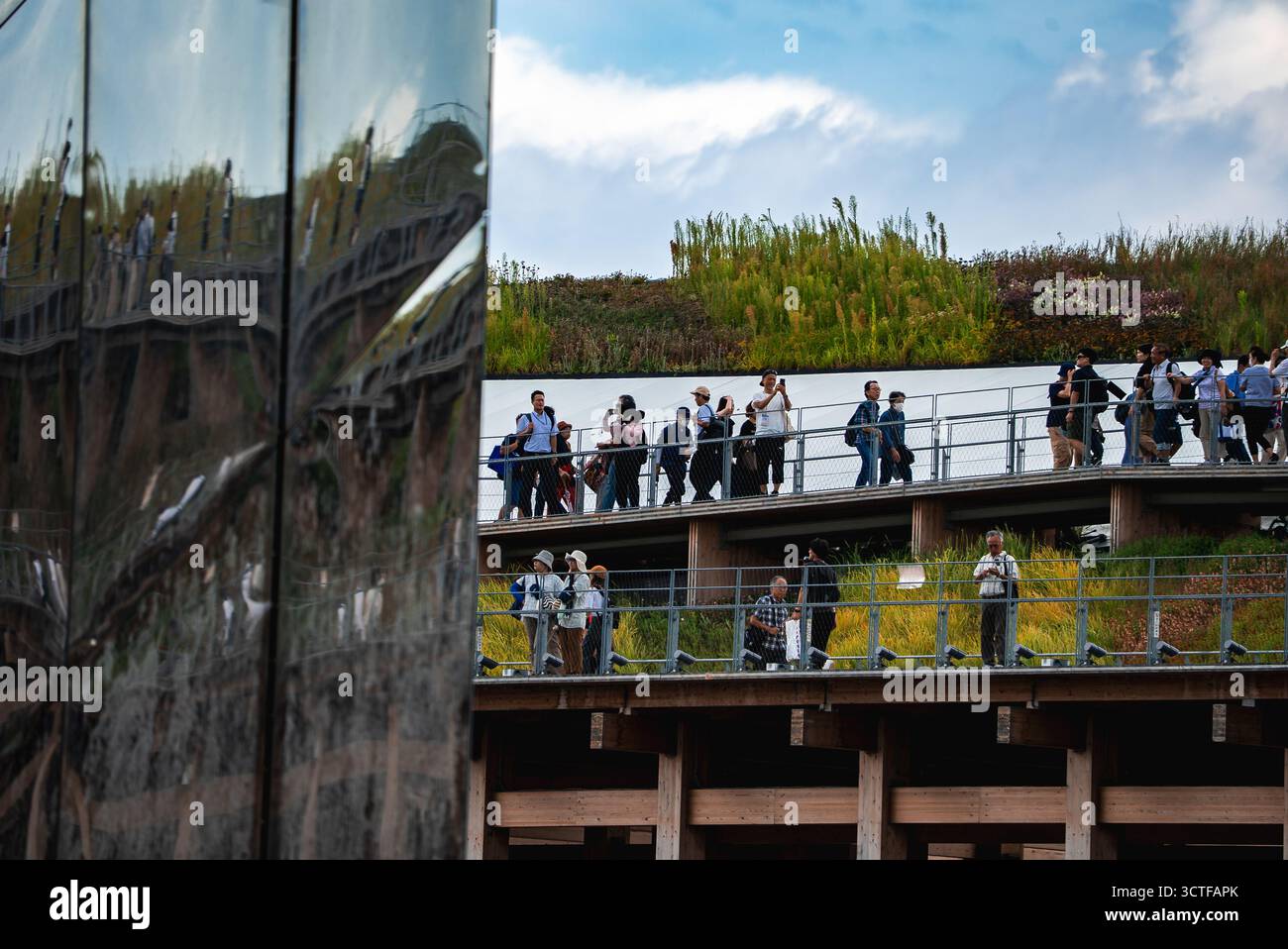 Multi level walkway world hi-res stock photography and images - Alamy