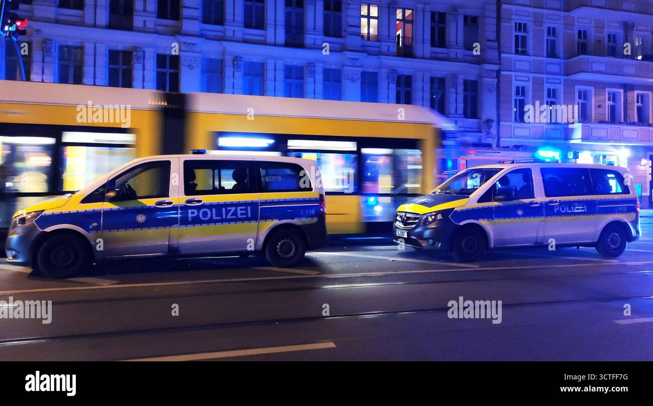 06.10.2025, Berlin - Deutschland. Polizei nachts im Einsatz. *** 06 10 2025, Berlin Germany ...