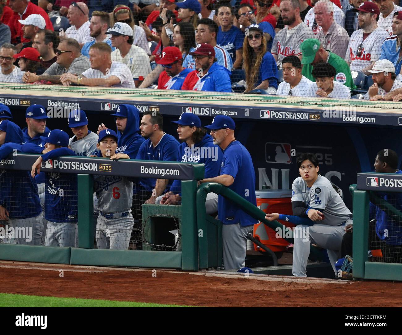 Los Angeles Dodgers Shohei Ohtani（R）checks watches the game from the ...