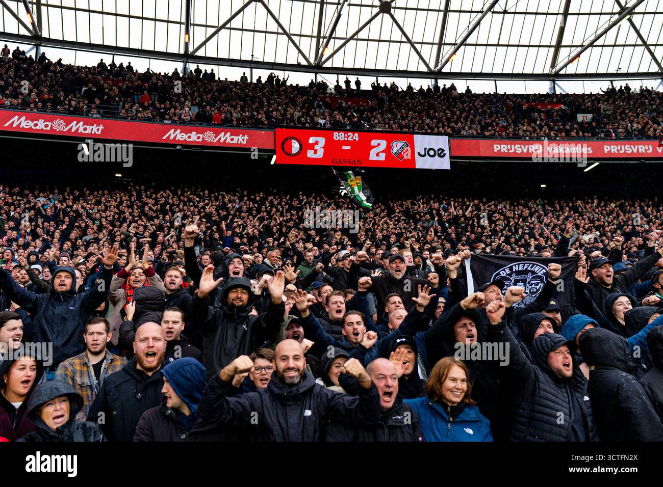 Feyenoord supporters celebrating the 3 2 of ayase ueda hi-res stock ...