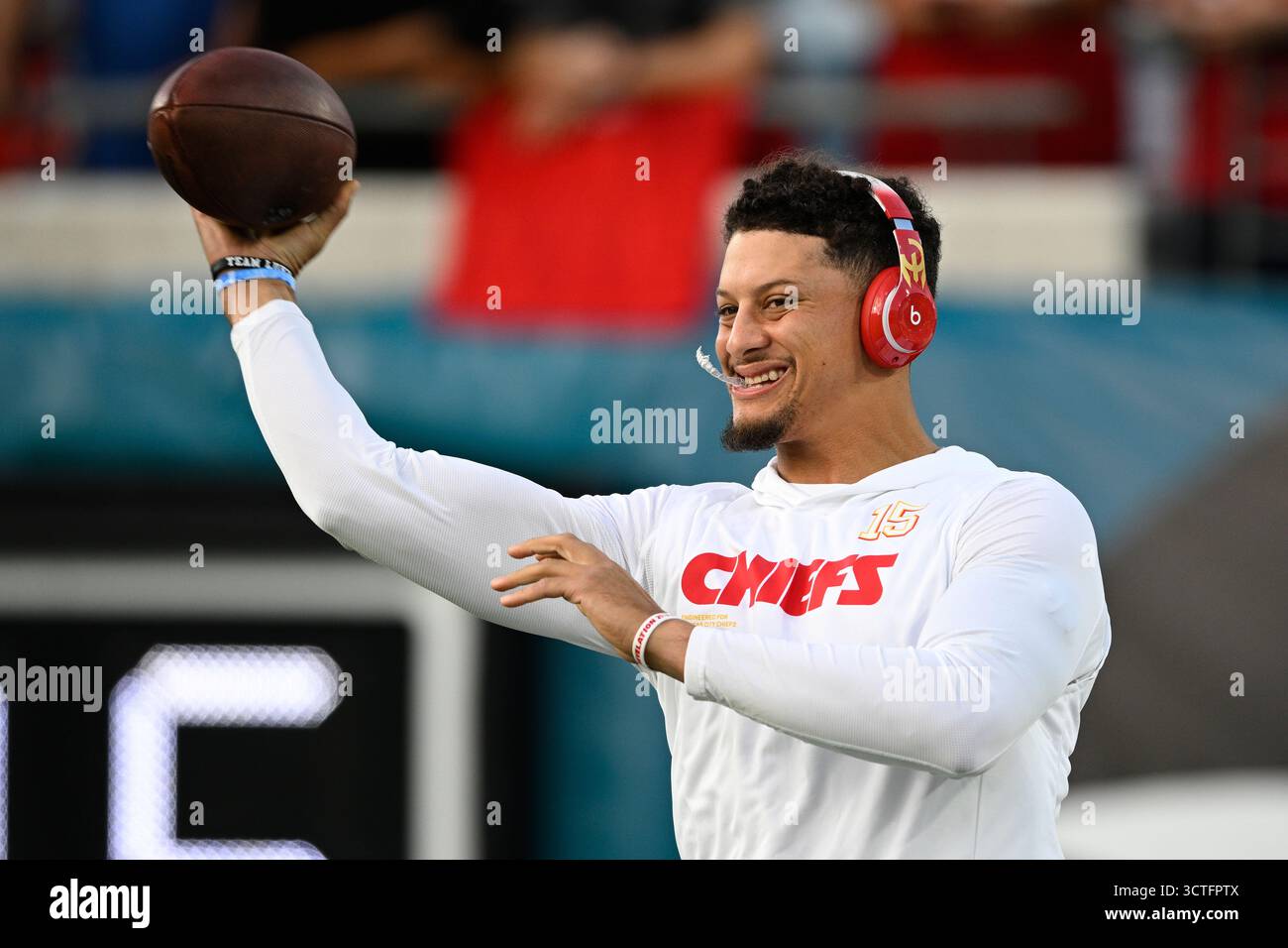 Kansas City Chiefs quarterback Patrick Mahomes warms up before an NFL ...