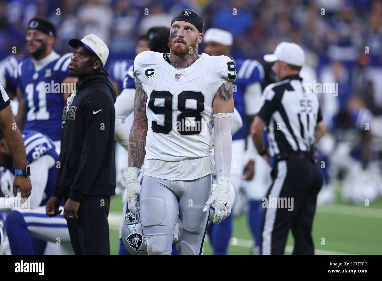 Las Vegas Raiders defensive end Maxx Crosby (98) watches the scoreboard ...