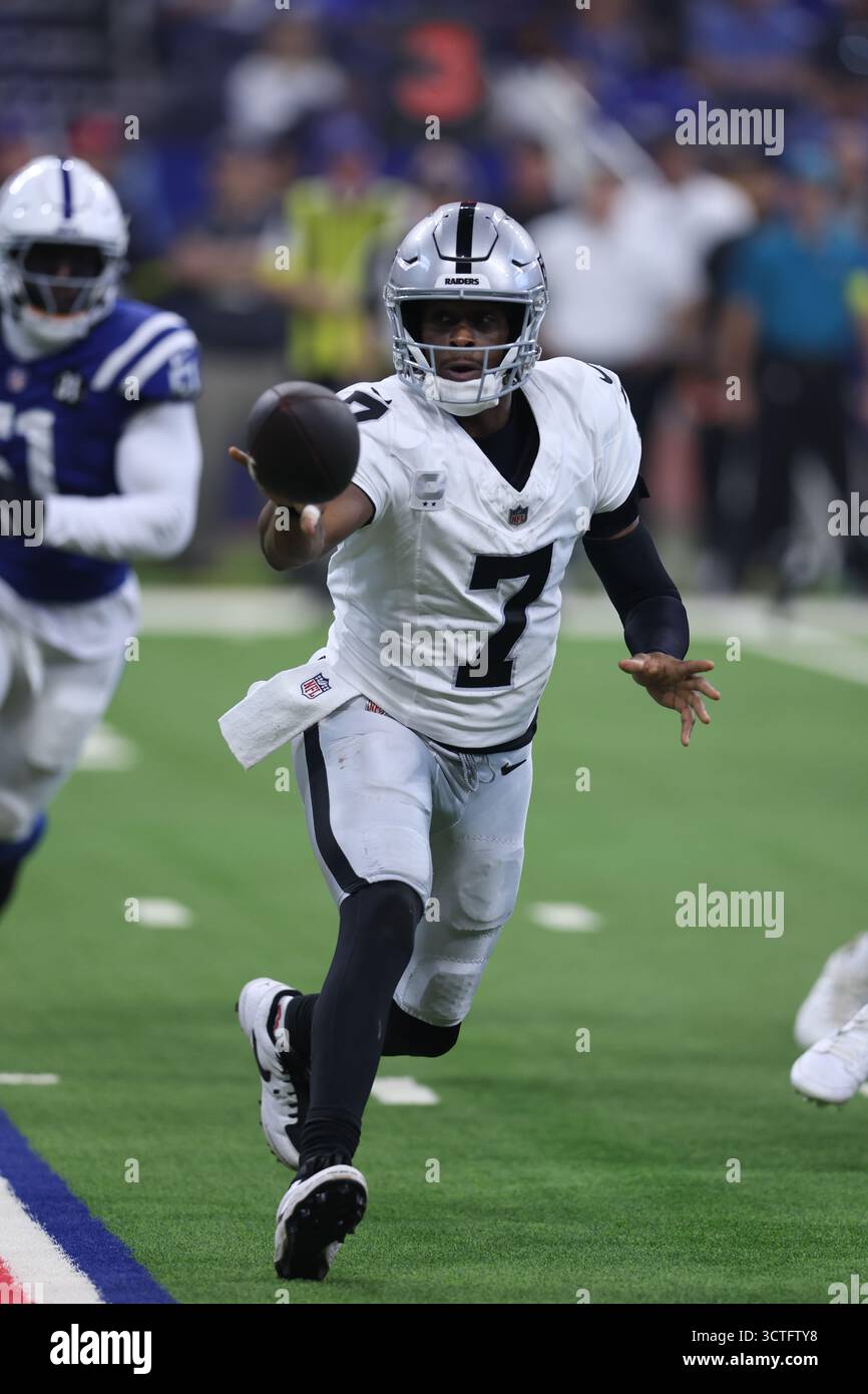 Las Vegas Raiders quarterback Geno Smith (7) runs the option play ...
